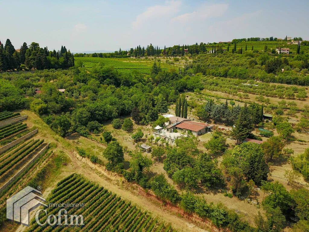 villa vendita Verona località Parona grande giardino e piscina