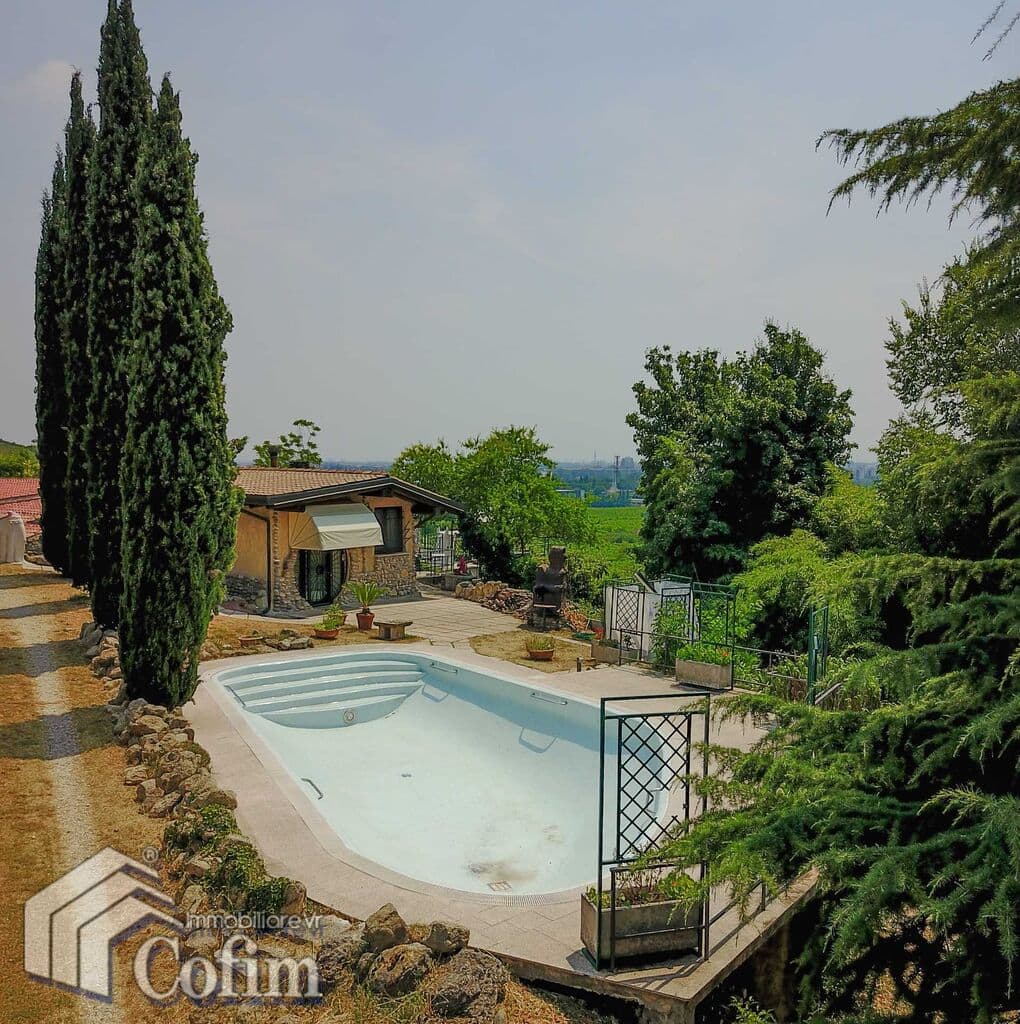 villa vendita Verona località Parona grande giardino e piscina